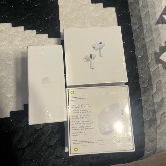 Apple | Cell Phones & Accessories | Apple White Headsets Minimalist ...